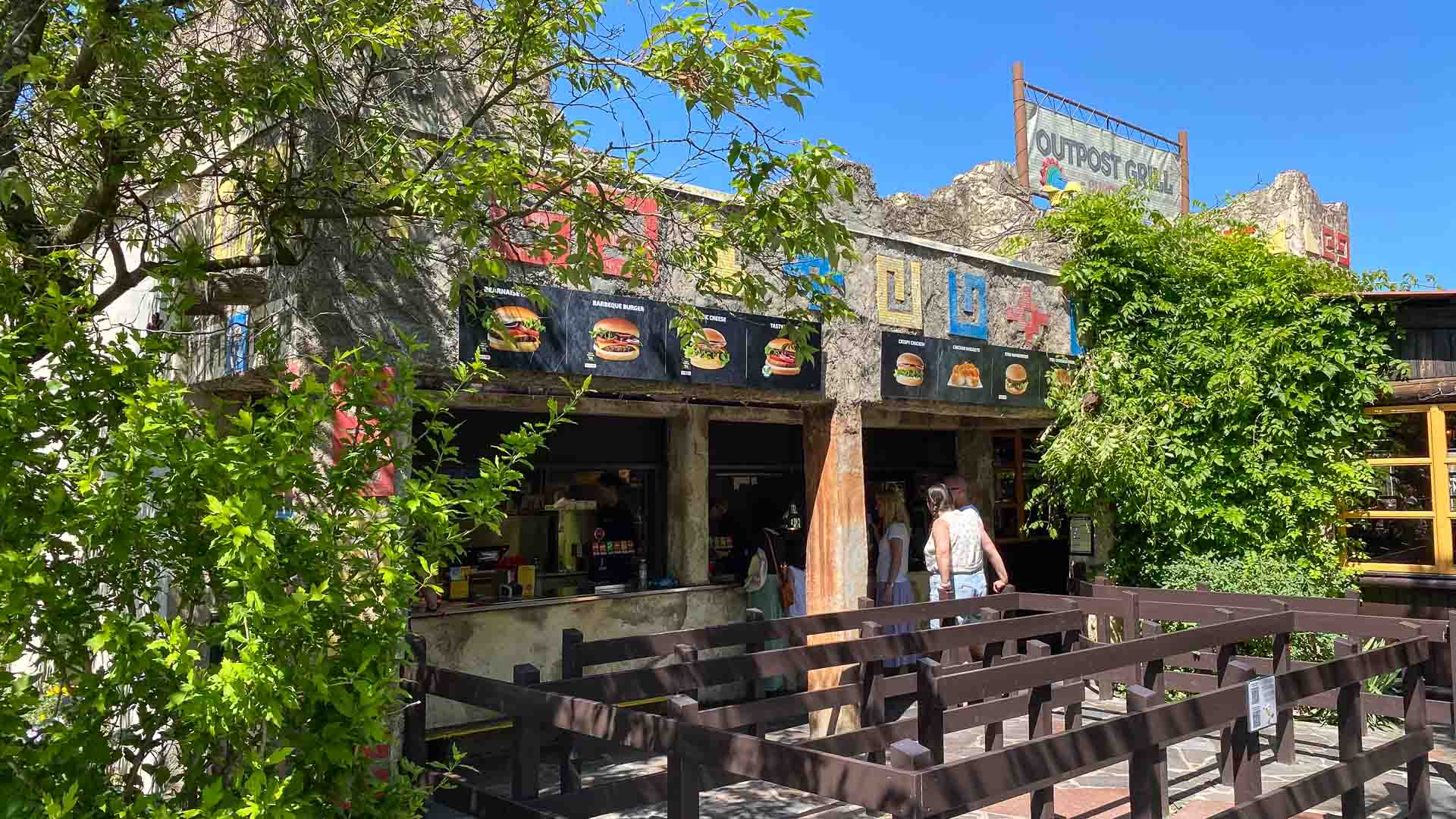 Outpost Burger er en af de større spisesteder i LEGOLAND