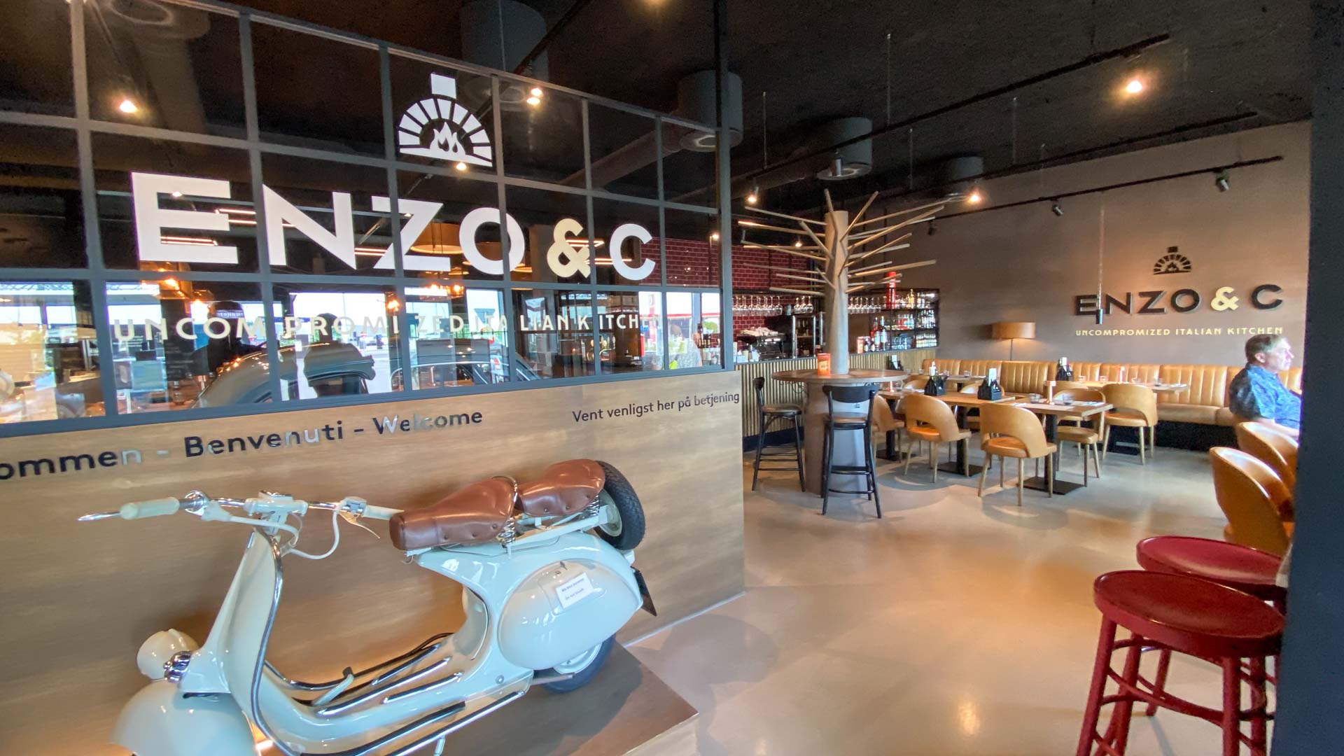 Enzo & C ligger på Exxit59 DTC Torvet ved motorvejen