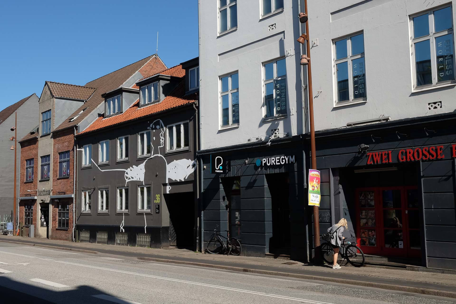 Zwei Grosse Bier Bar er en populær bar på Dæmningen