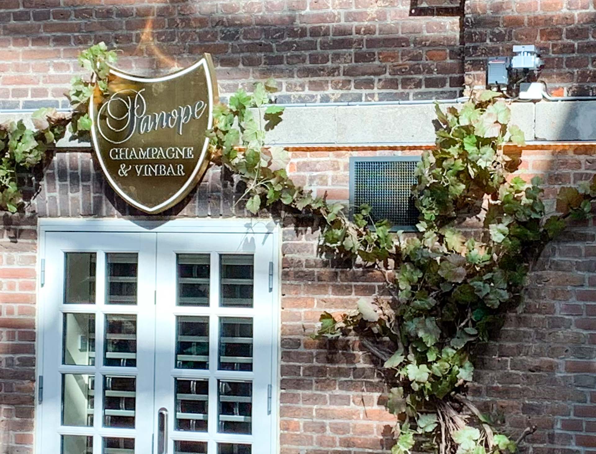 Panope Champagne og Vinbar ligger i Paladspassagen
