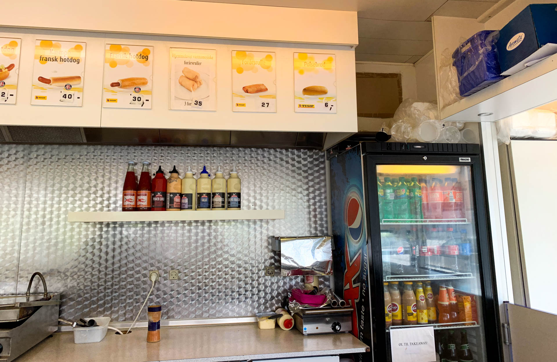 Vesterbrogades Pølsevogn ligger på Abelones Plads