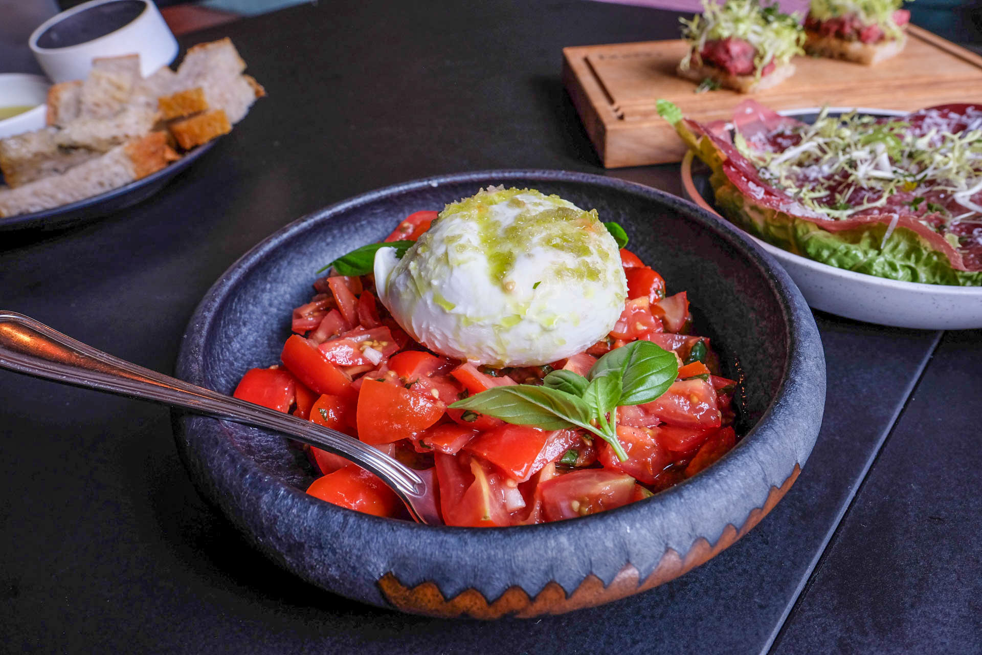 Social dining med små retter, delemad og fællesskab og samvær