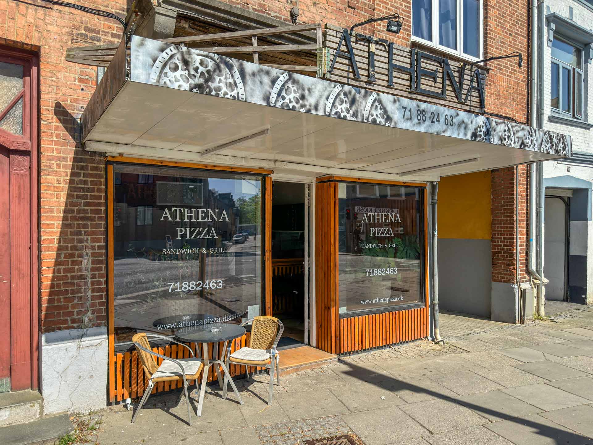 Athena Pizza & Grill ligger på Grejsdalsvej i det nordvestlige Vejle.