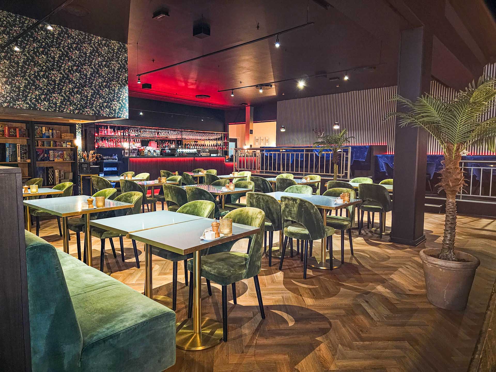 Café Velvet ligger ved det populære område ved åen