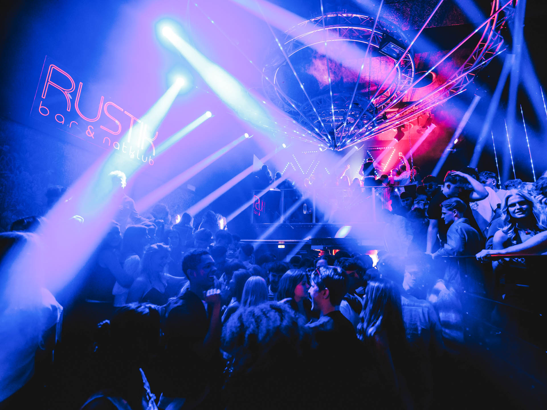 Rustik Bar & Natklub ligger på Dæmningen