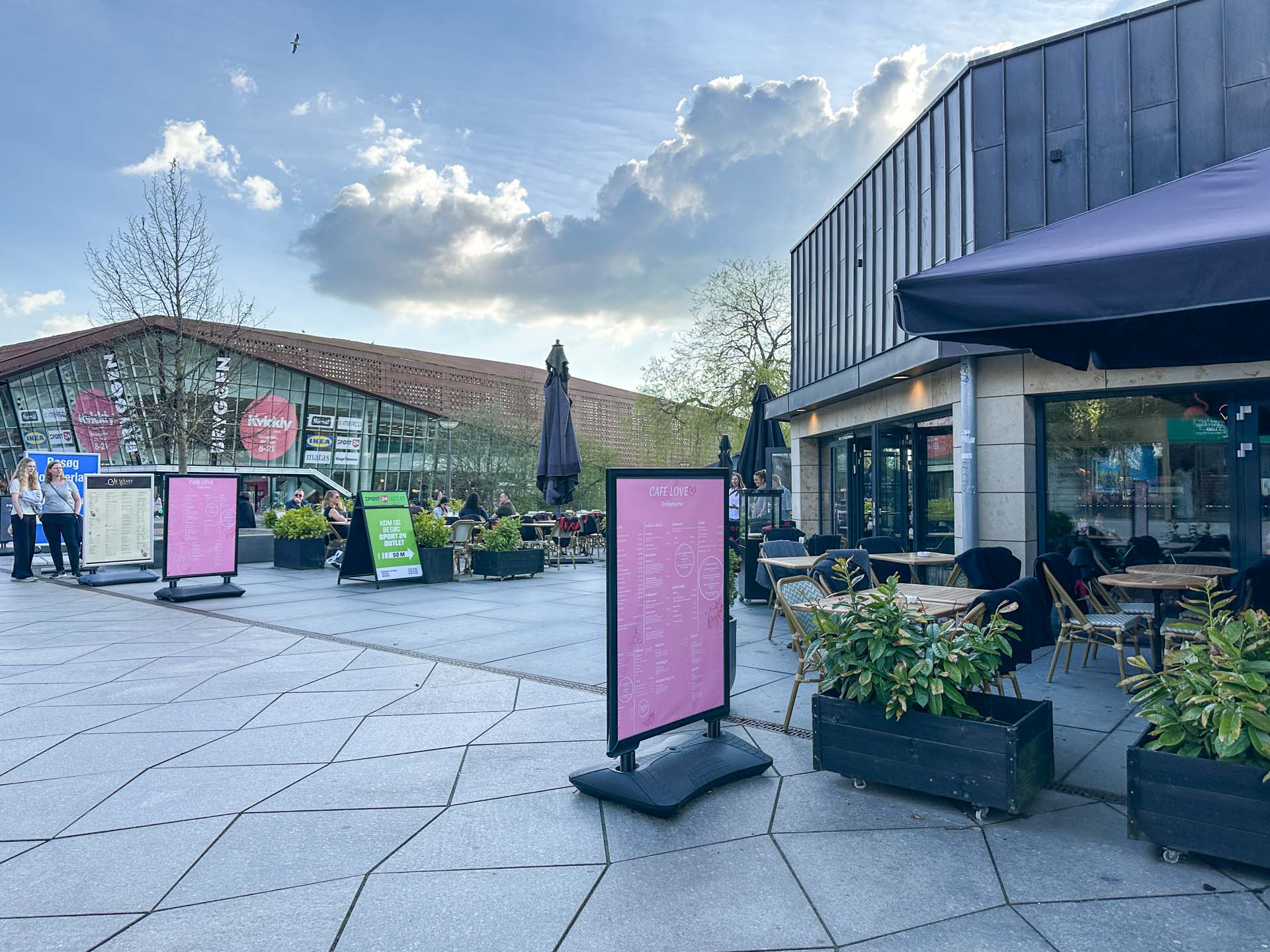 Café Love i Vejle – Farverig café med brunch, burger og cocktails